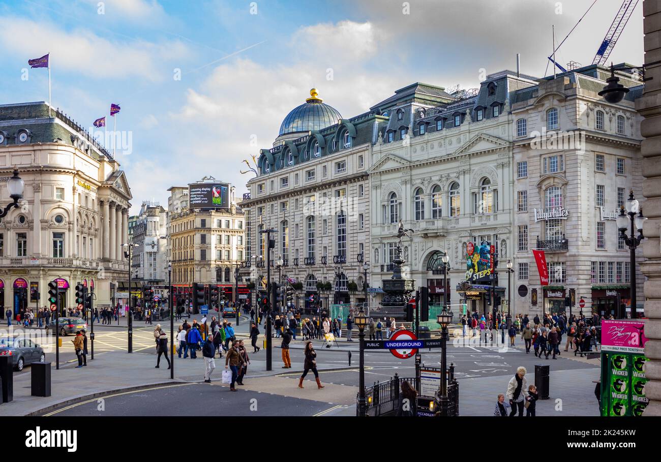 A picture of the busy Piccadilly Circus Stock Photo - Alamy