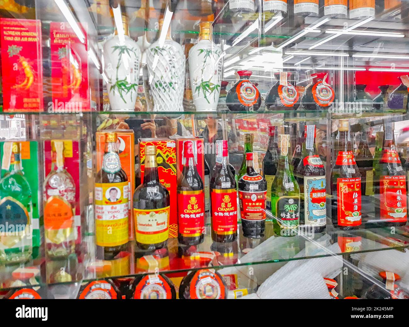 Bangkok Thailand 22. Mai 2018 Chinese and Thai liquor display window in ...