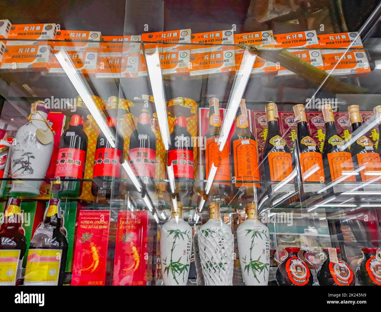 Liquor store display window hi-res stock photography and images - Alamy