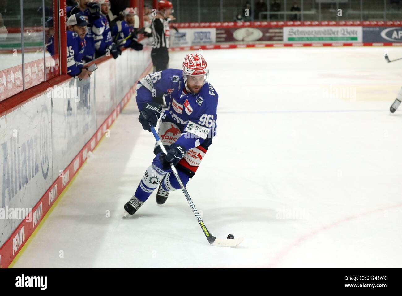 Tyson Spink (SERC Wild Wings) mit Puck im Spiel der DEL, 40. Sptg ...