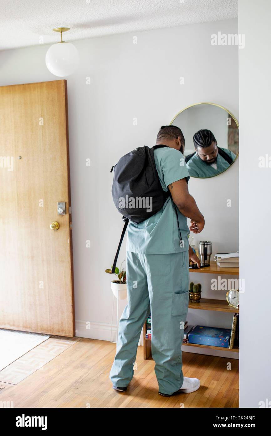 People leaving work hi-res stock photography and images - Alamy