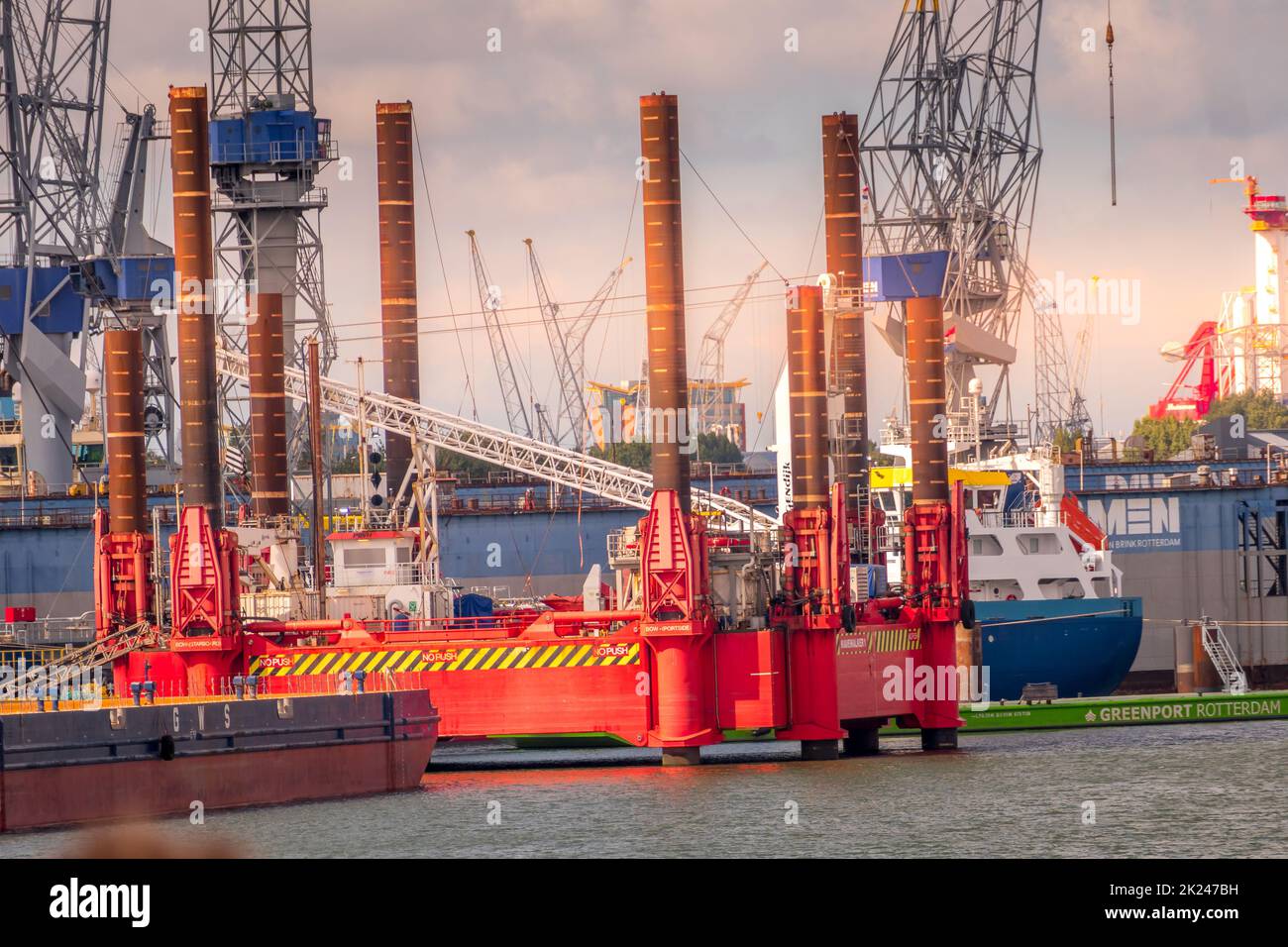 Amsterdam, Nederland - September, 2022: Cargo ship with containers ...