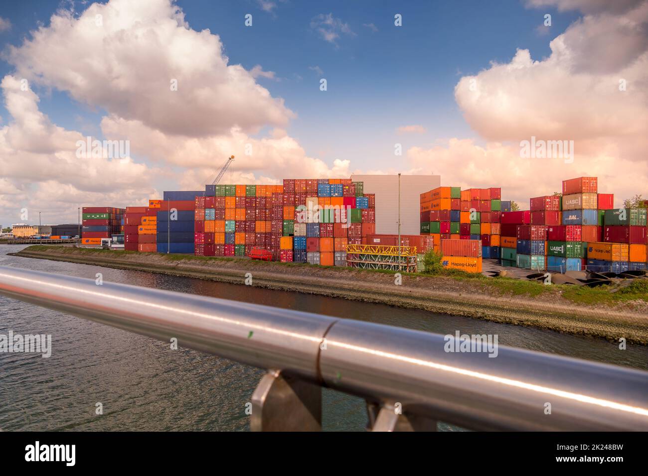 Amsterdam, Nederland - September, 2022: Cargo ship with containers ...
