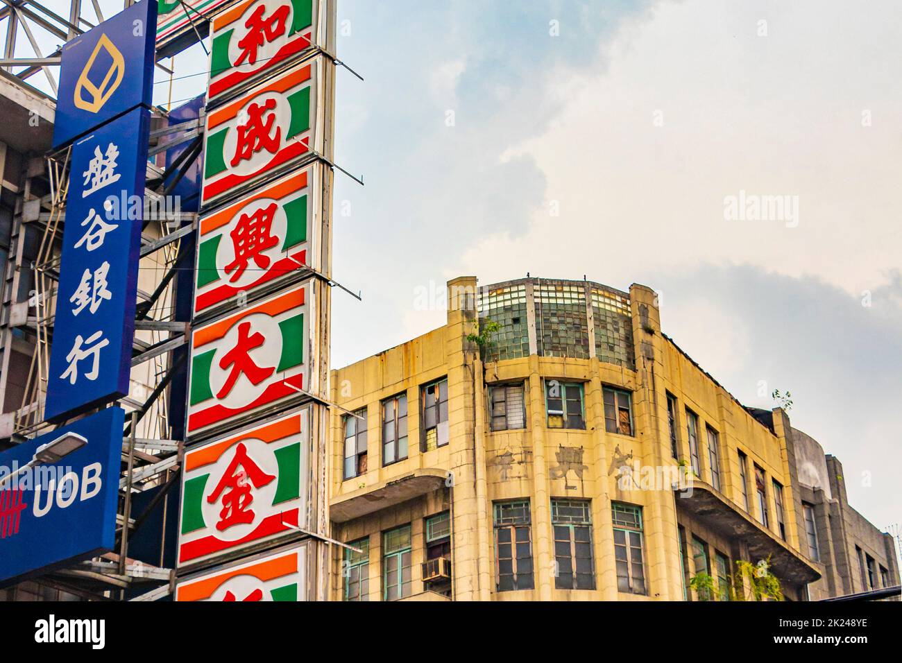 Bangkok Thailand 22. Mai 2018 Typical colorful signs and dark storm ...