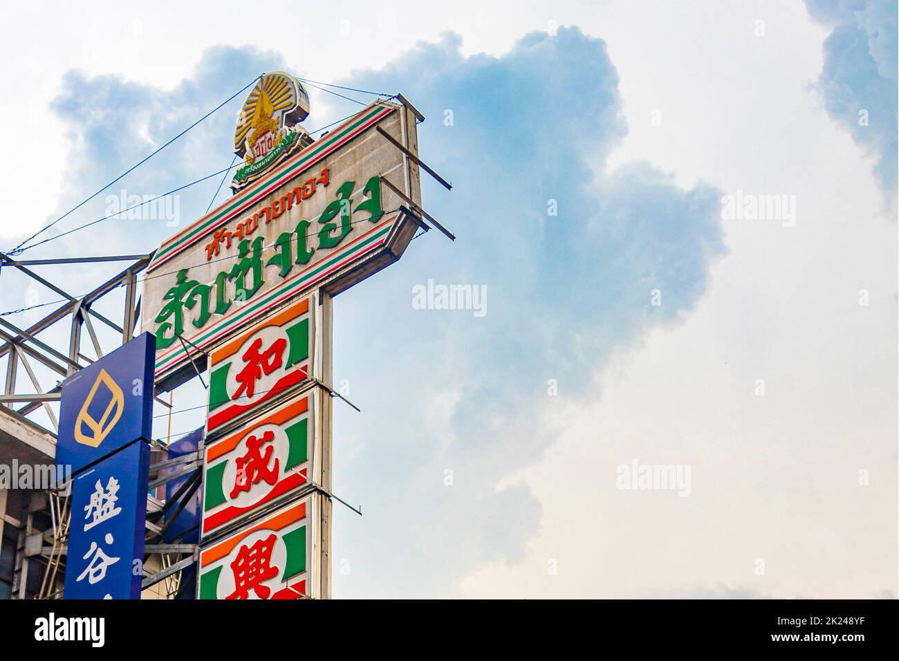 Bangkok Thailand 22. Mai 2018 Typical colorful signs and dark storm ...