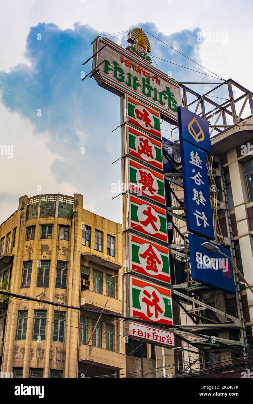 Bangkok Thailand 22. Mai 2018 Typical colorful signs and dark storm ...