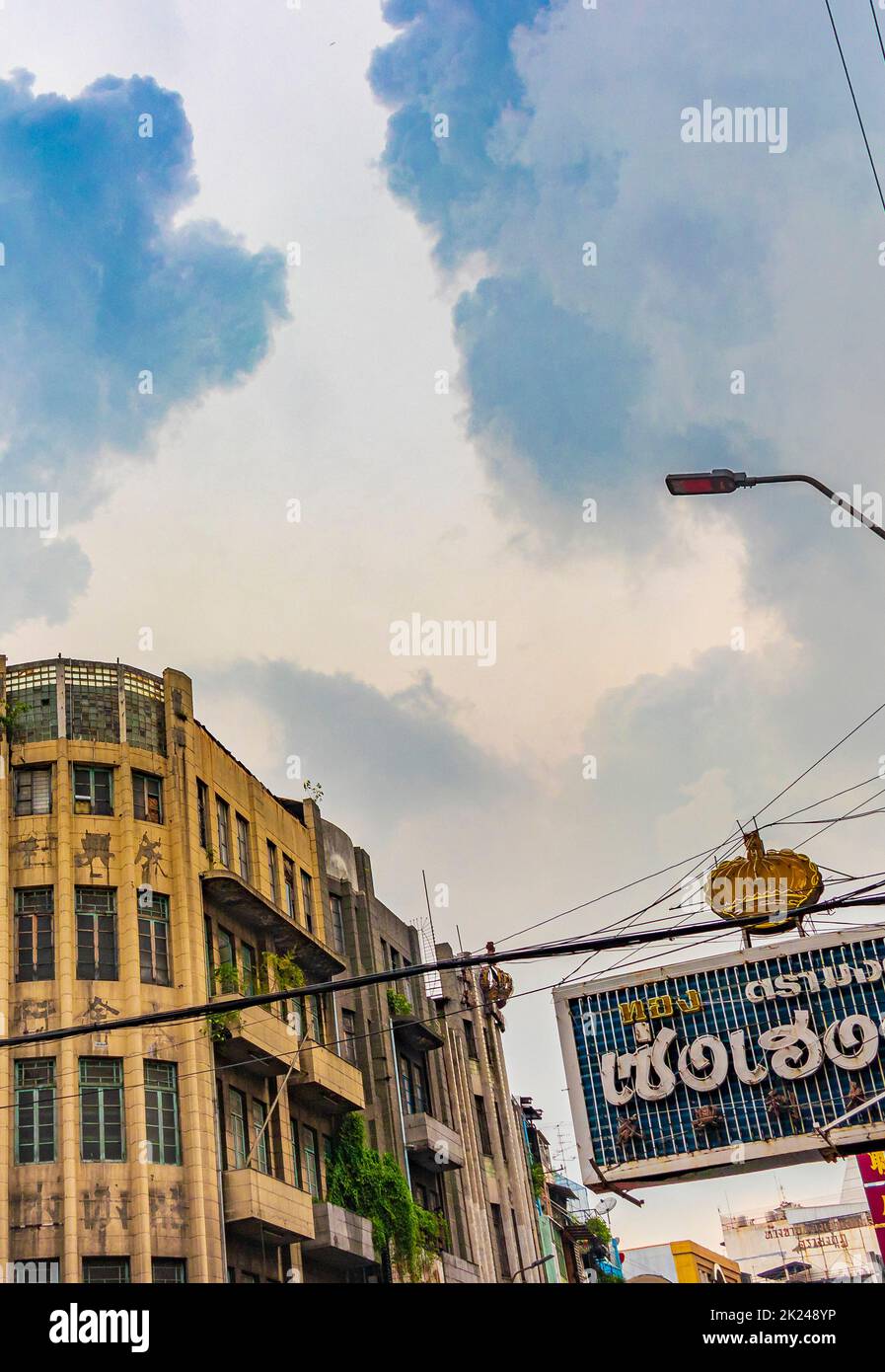 Bangkok Thailand 22. Mai 2018 Typical colorful signs and dark storm ...