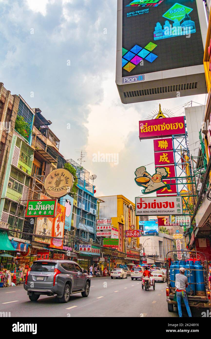 Yaowarat rd china town bangkok hi-res stock photography and images - Alamy
