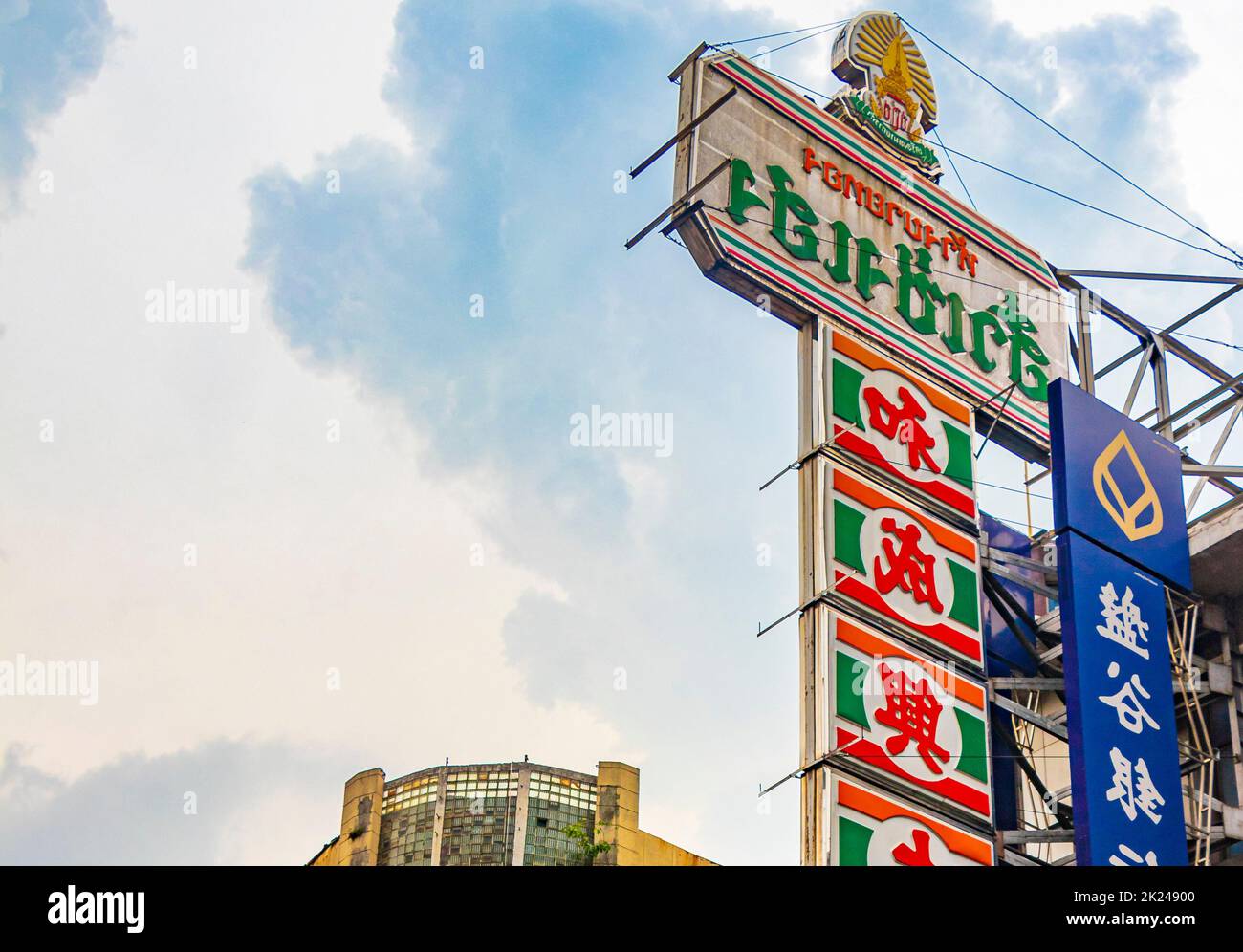 Bangkok Thailand 22. Mai 2018 Typical colorful signs and dark storm ...