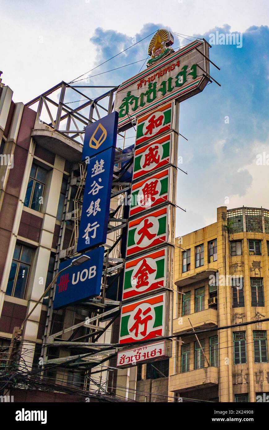 Bangkok Thailand 22. Mai 2018 Typical colorful signs and dark storm ...