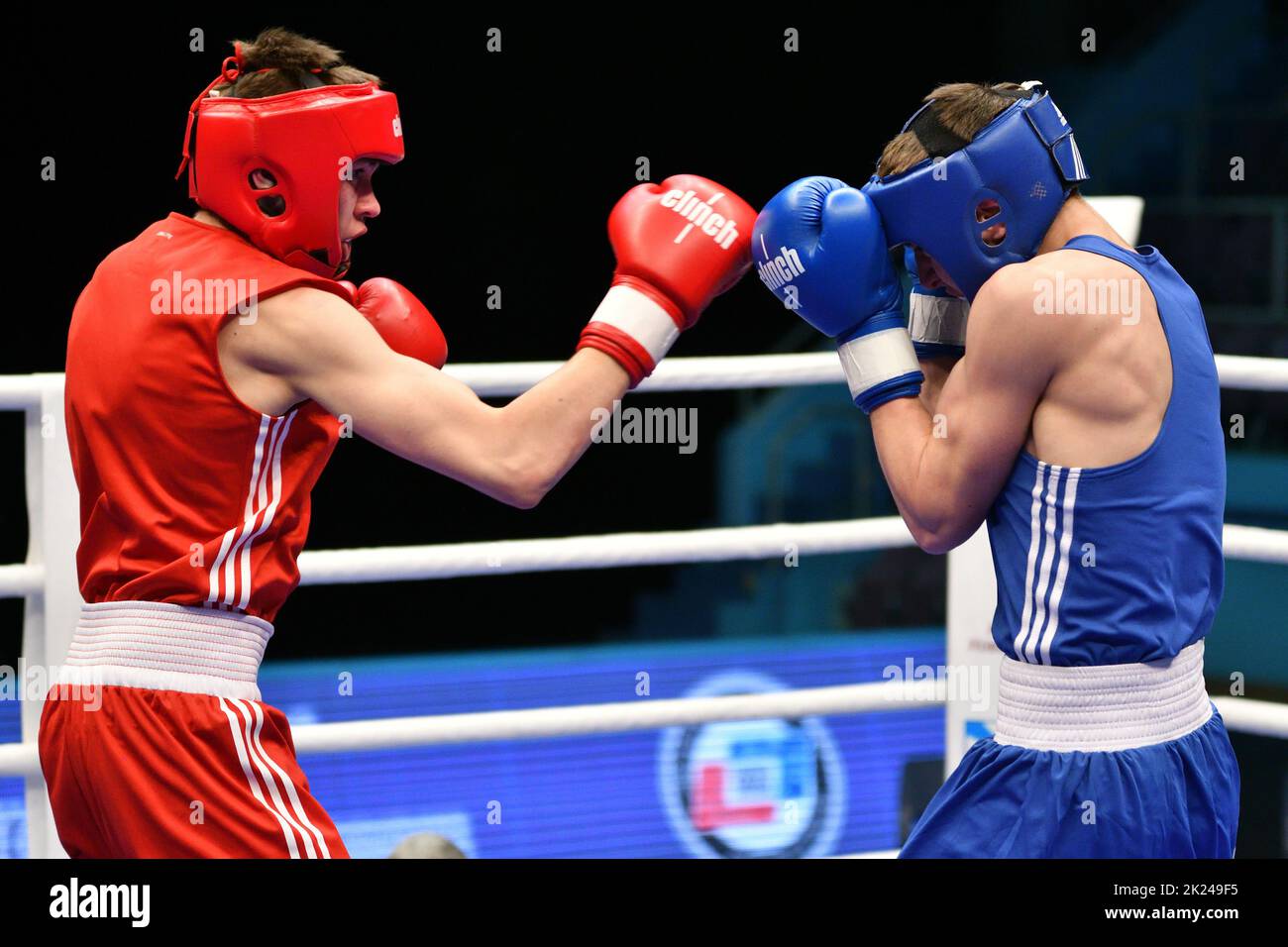 2000 men strong hi-res stock photography and images - Alamy