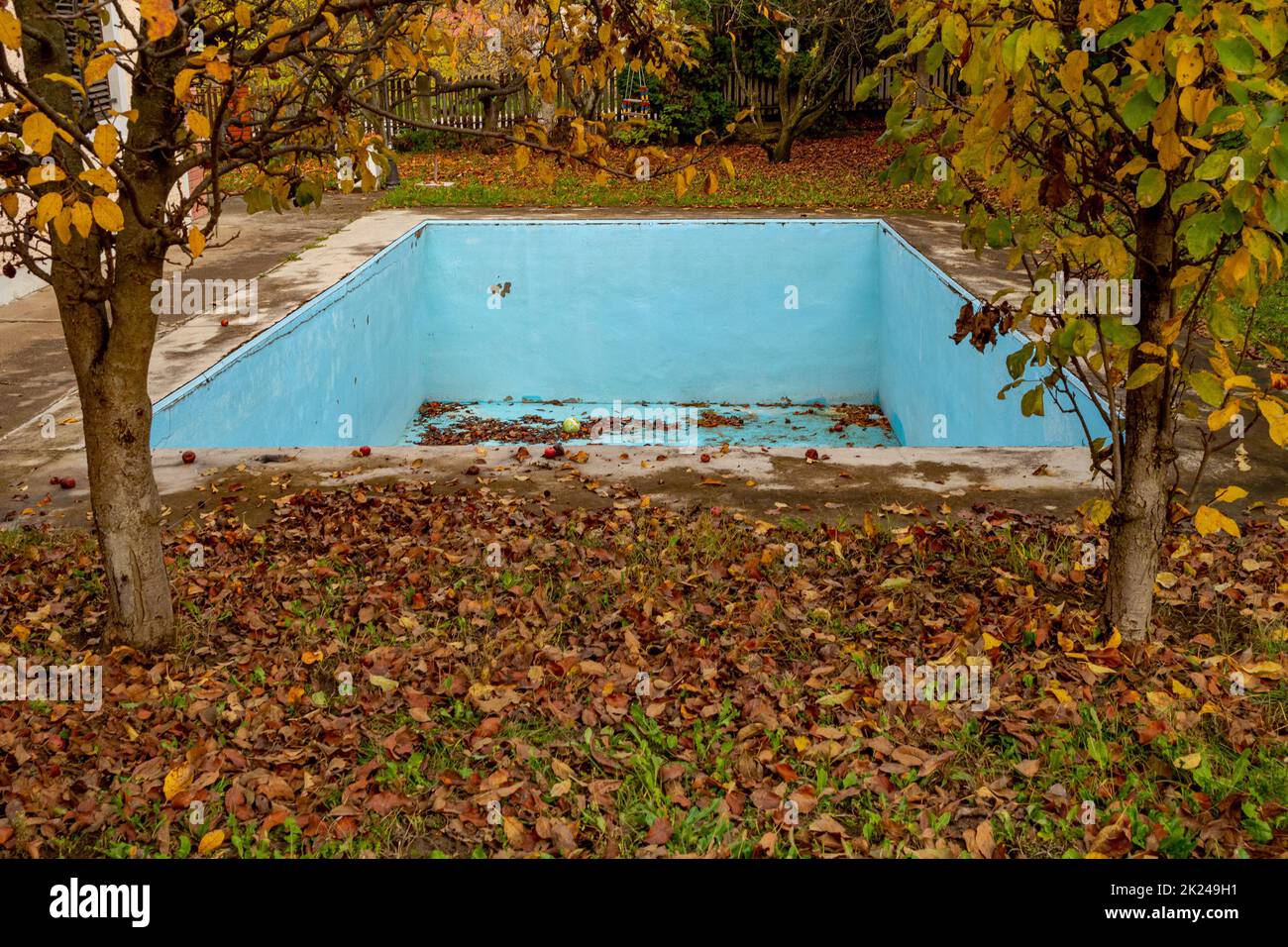 Old deserted swimming pool hi-res stock photography and images - Alamy