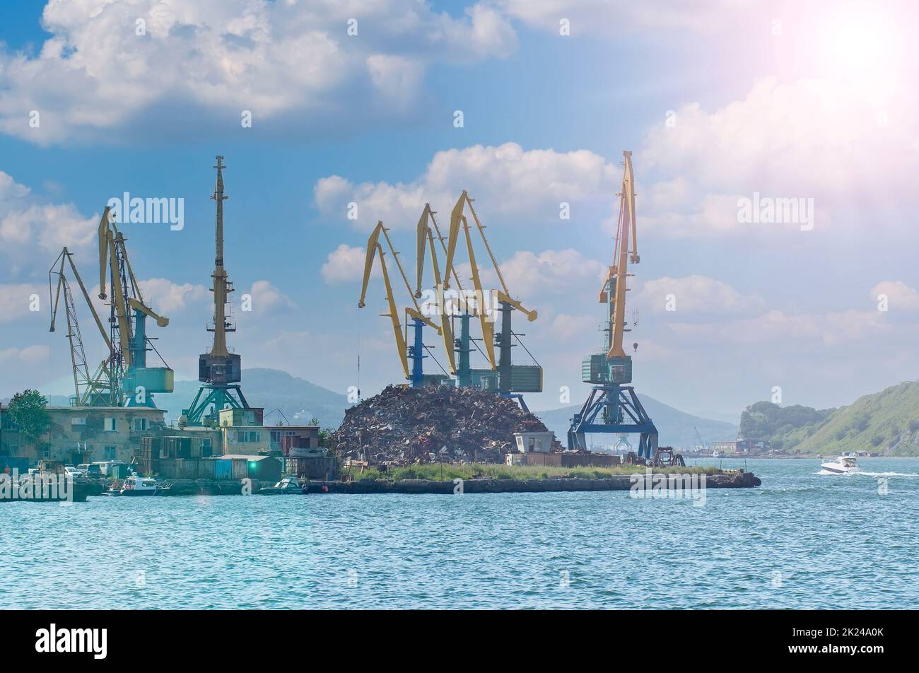 Crane and building superstructure hi-res stock photography and images ...