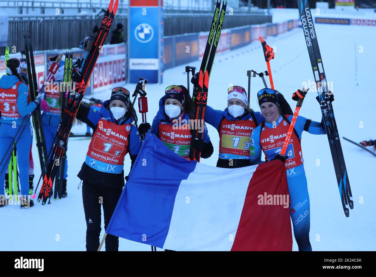 Das Team von Anais Chevalier-Bouchet, Chloe Chevalier, Justine Braisaz ...