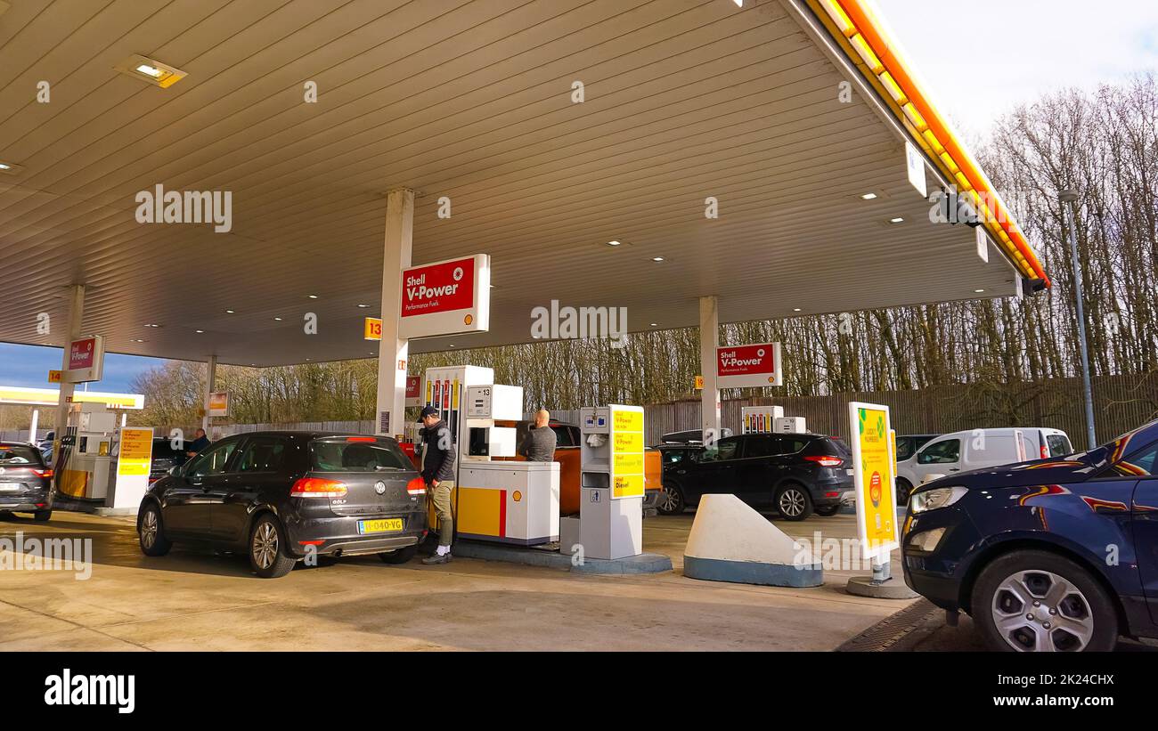 Shell refinery 2021 hi-res stock photography and images - Alamy