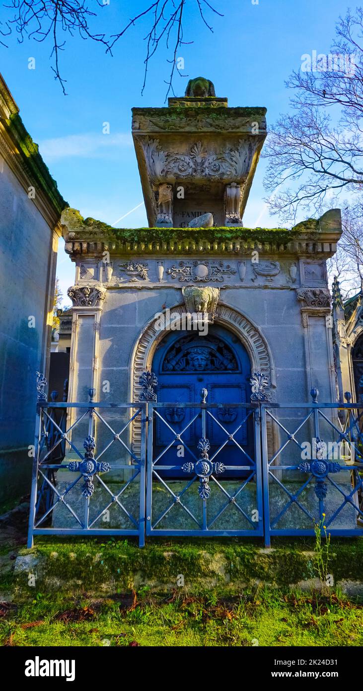 Paris, France - January 01, 2022: Graves and crypts in Pere Lachaise ...