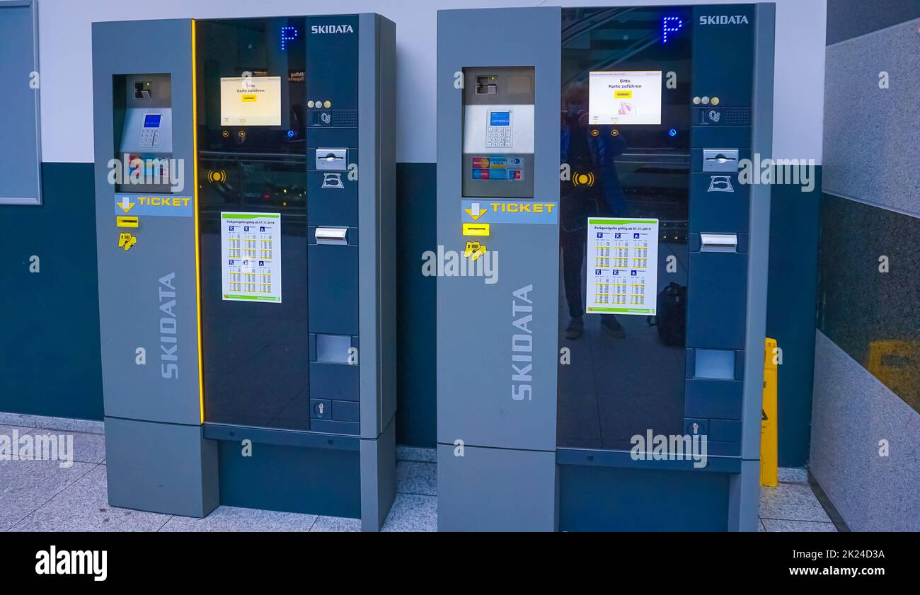 Pay here machine hi-res stock photography and images - Alamy