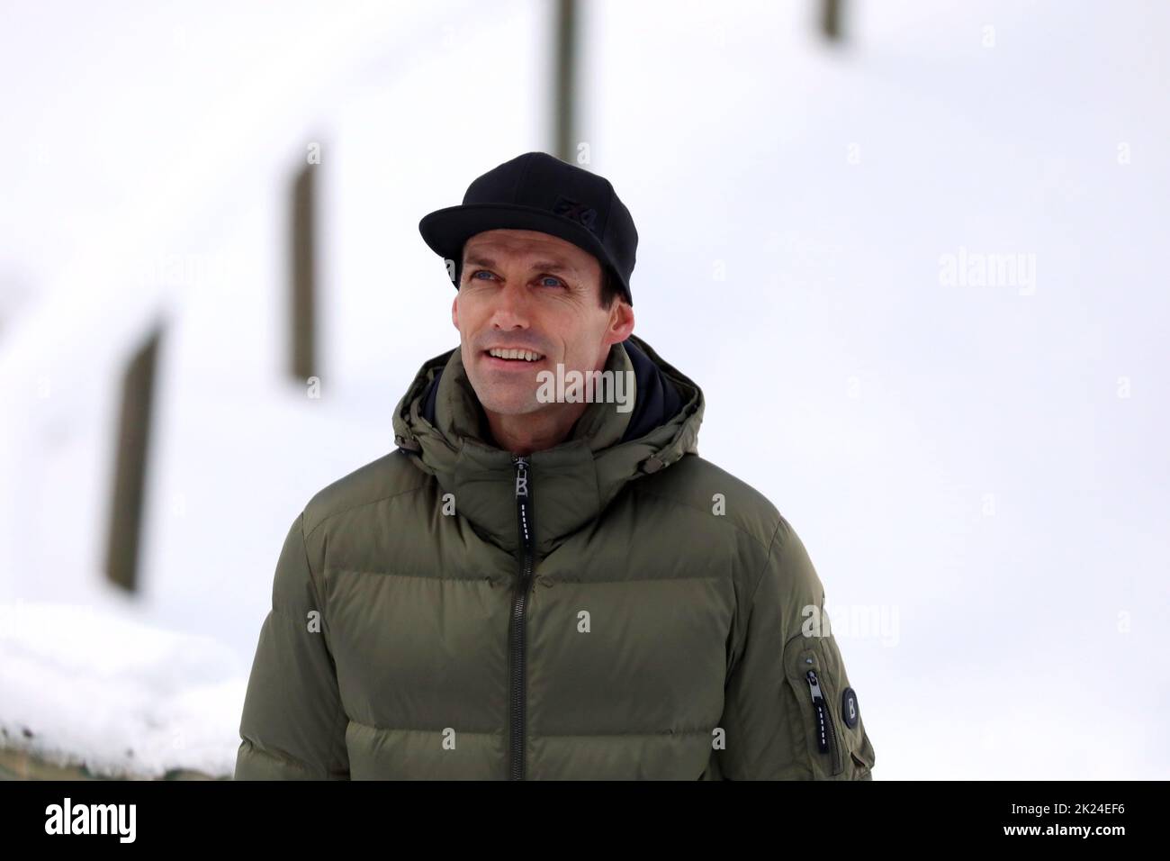 Der frühere Schanzenrekordhalter blickt hinauf auf die Schanze - Sven ...
