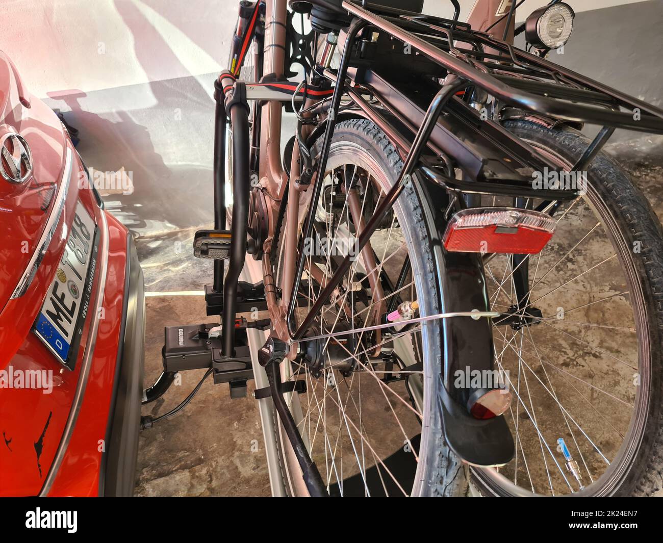 Bike on back of car hi-res stock photography and images - Alamy