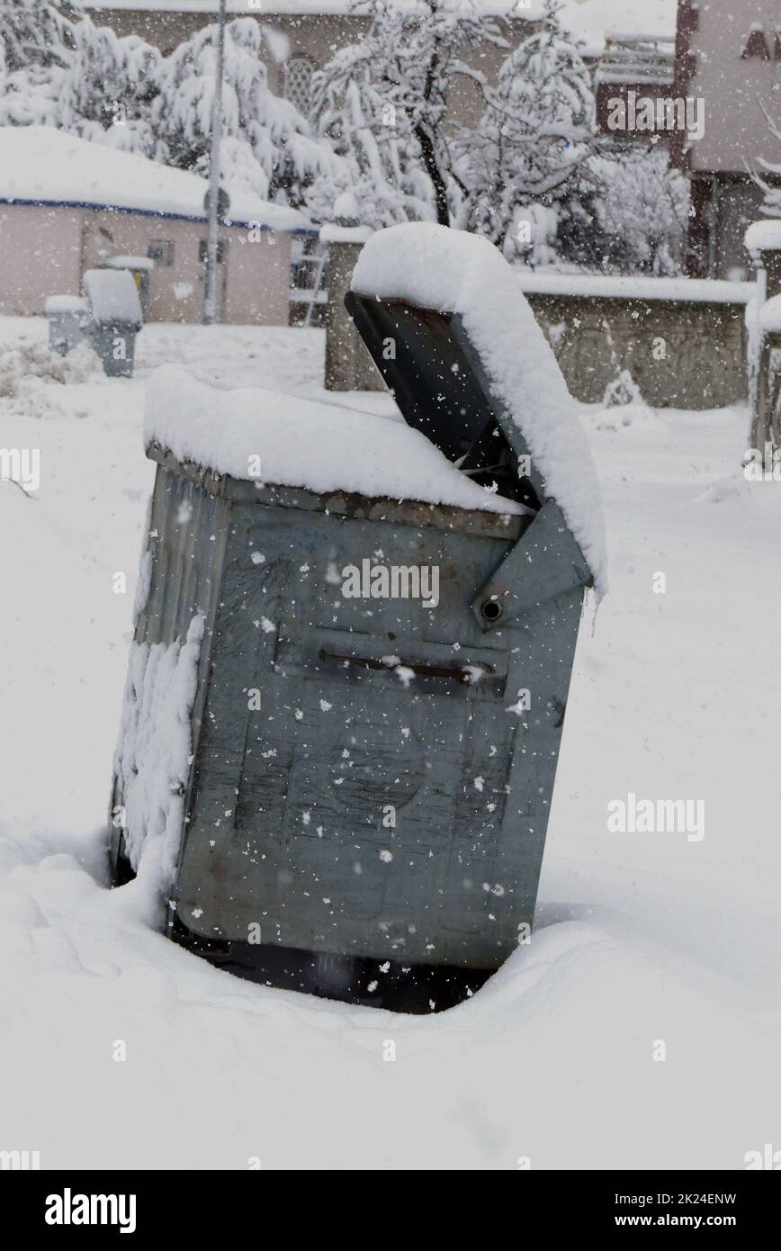 Snowy trash bin hi-res stock photography and images - Alamy