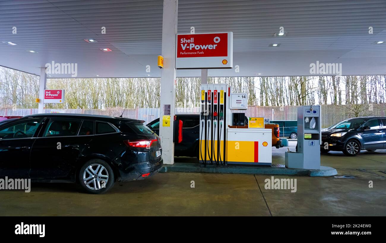 Shell refinery 2021 hi-res stock photography and images - Alamy