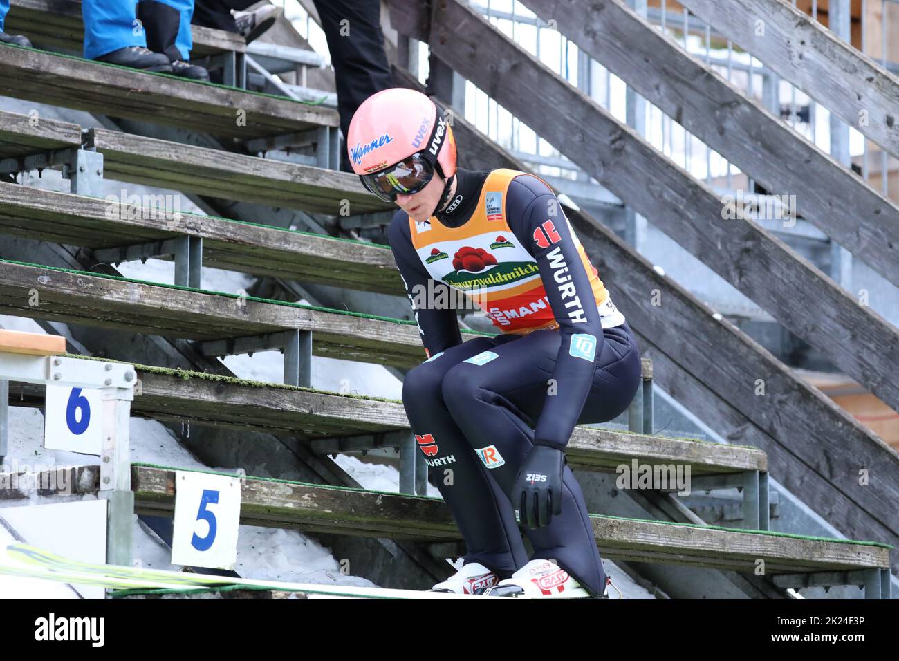 Höchste Konzentration bei Karl Geiger (SC Oberstdorf) vor dem Sprung ... Höchste Konzentration bei Karl Geiger (SC Oberstdorf) vor dem Sprung ...
