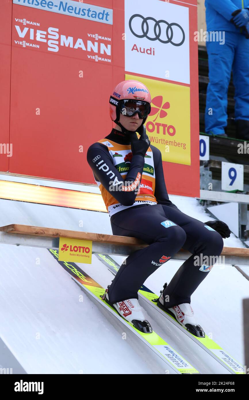 Karl Geiger (SC Oberstdorf) auf dem Balken zur Anlaufspur beim FIS ... Karl Geiger (SC Oberstdorf) auf dem Balken zur Anlaufspur beim FIS ...