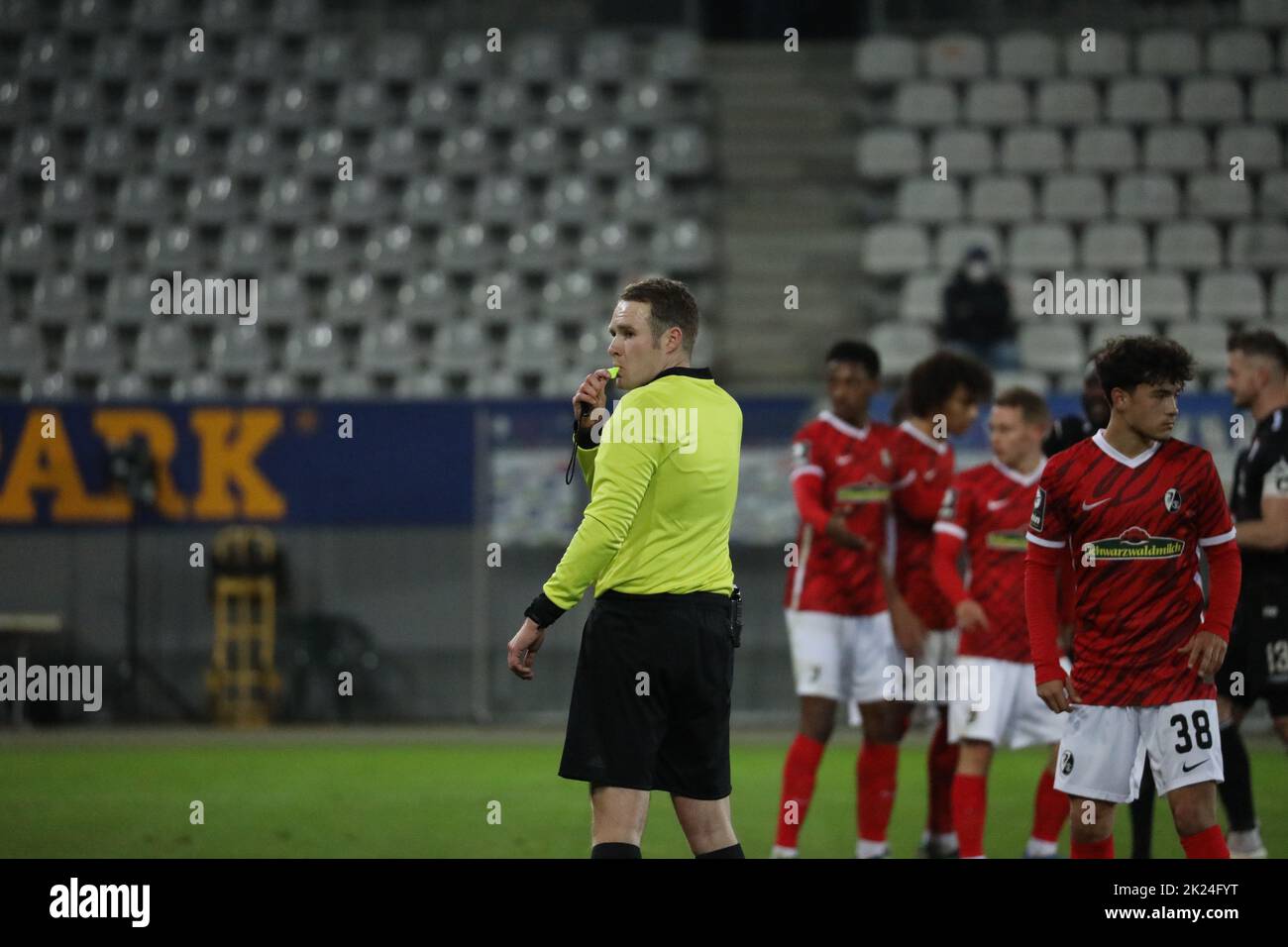 Mit Schiedsrichter Patrick Glaser waren die Spieler und Trainer von ...