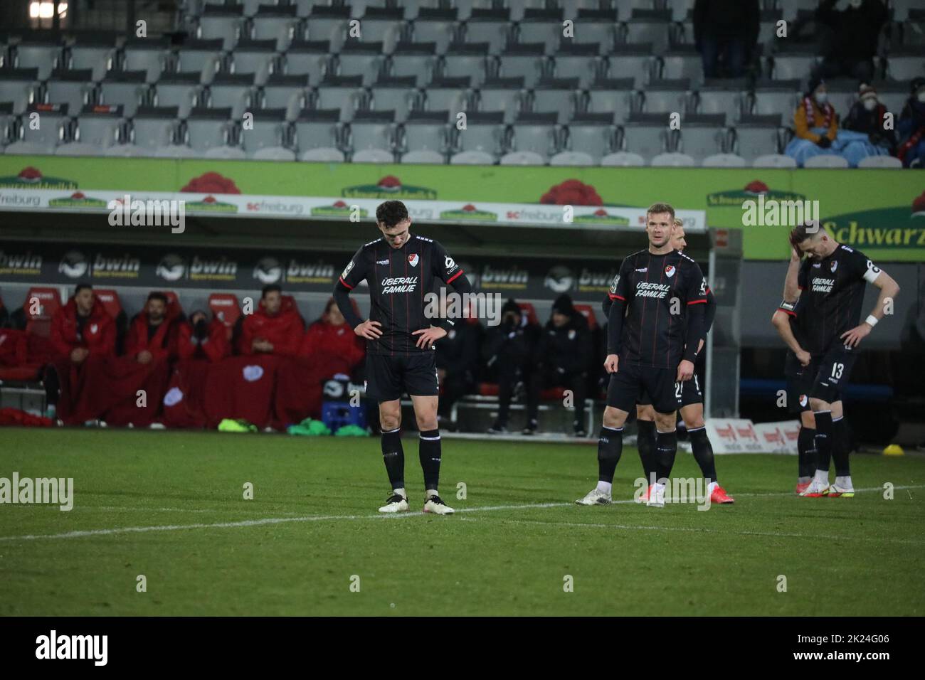 Niedergeschlagen und enttäuscht nach dem 2:4 im Breisgau, die Spieler ...
