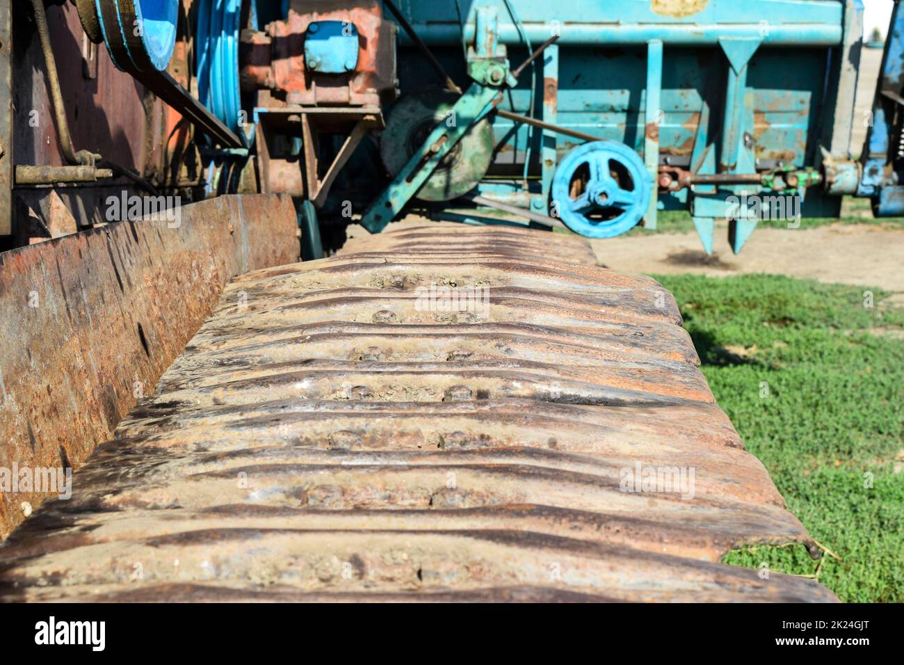 Continuous track hi-res stock photography and images - Alamy