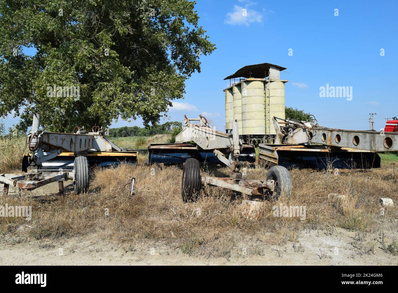 Grader on a trailer for heavy equipment. Trailer Hitch for tractors and ...