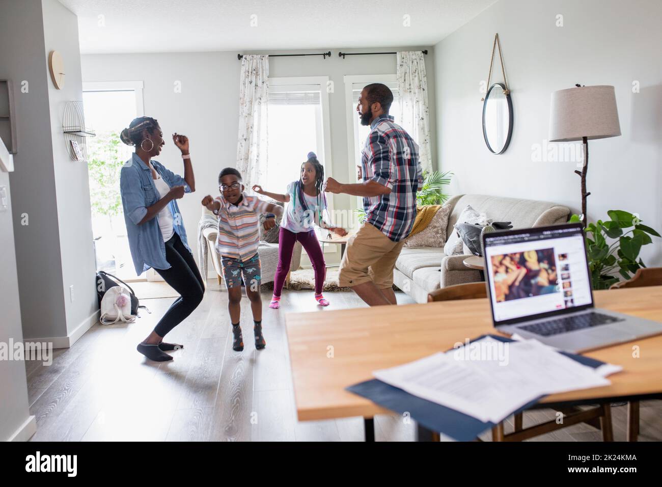 Family dance party at home hi-res stock photography and images - Alamy