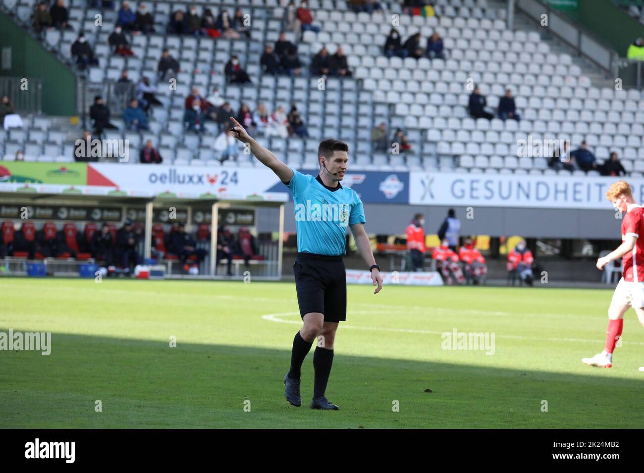 Schiedsrichter patrick hanslbauer hi-res stock photography and images ...