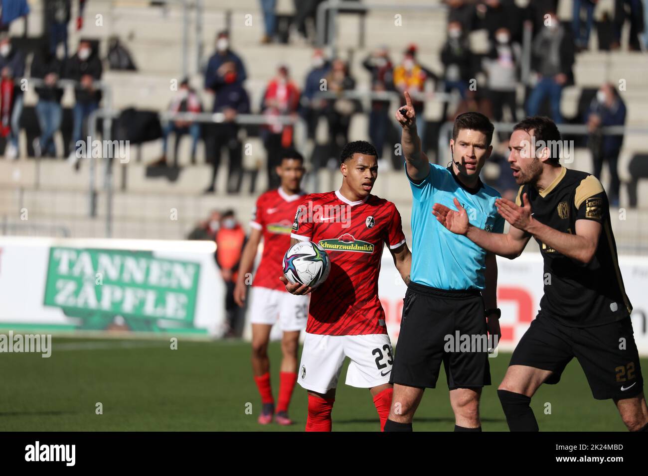 Schiedsrichter patrick hanslbauer hi-res stock photography and images ...