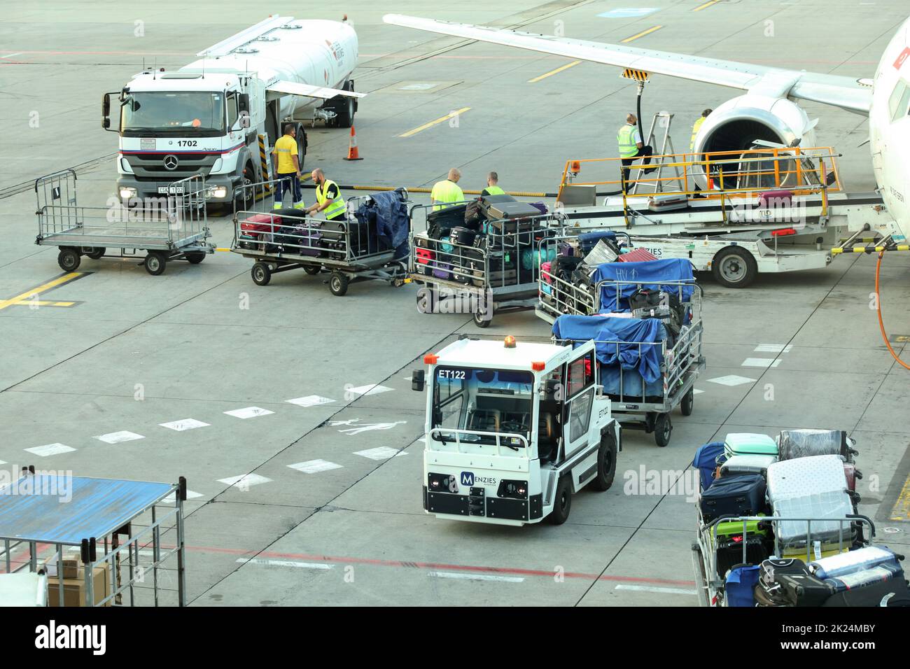 Aircraft boeing 737 400 cockpit hi-res stock photography and images - Alamy