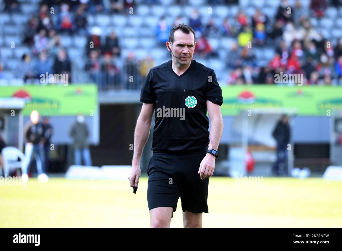 Schiedsrichter mitja stegemann hi-res stock photography and images - Alamy