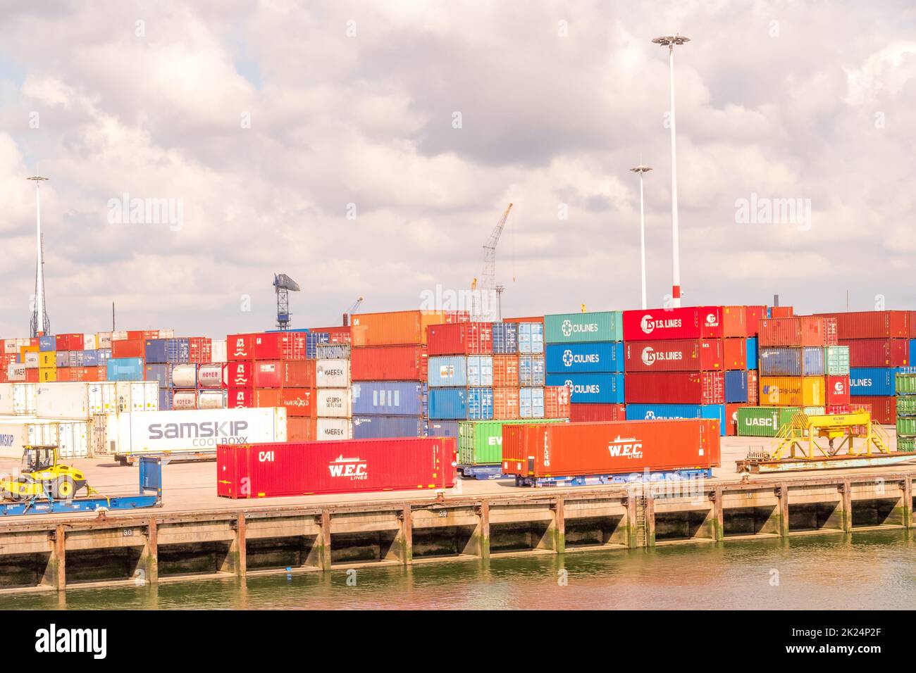Amsterdam, Nederland - September, 2022: Cargo ship with containers ...