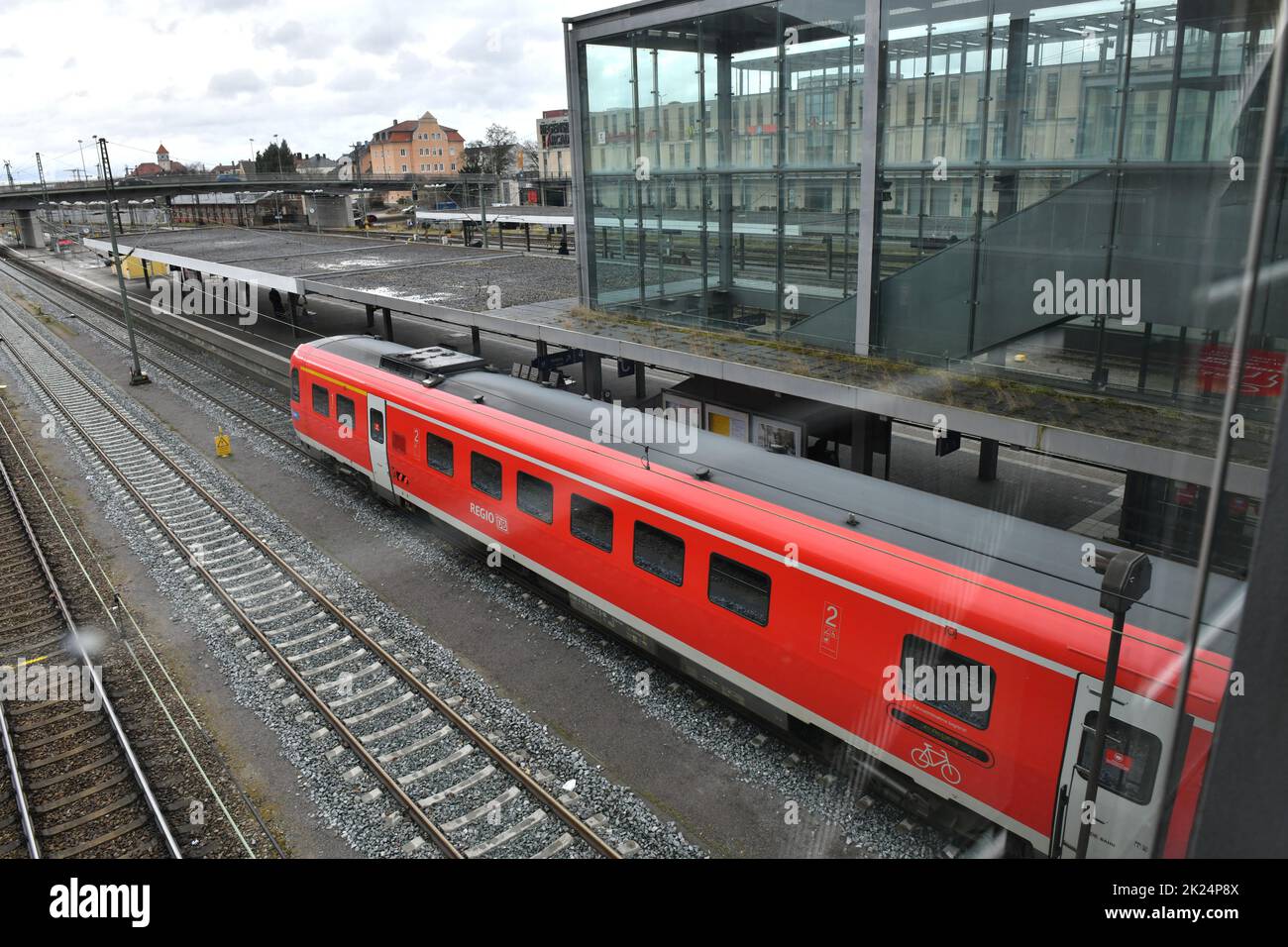 Bahnhof in Regensburg mit Regio-Zug der Deutschen Bahn (DB) - Train ...
