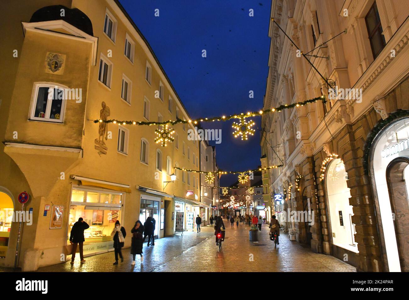 Altstadt von Regensburg an der Donau bei Regen im Winter, Bayern - Old ...