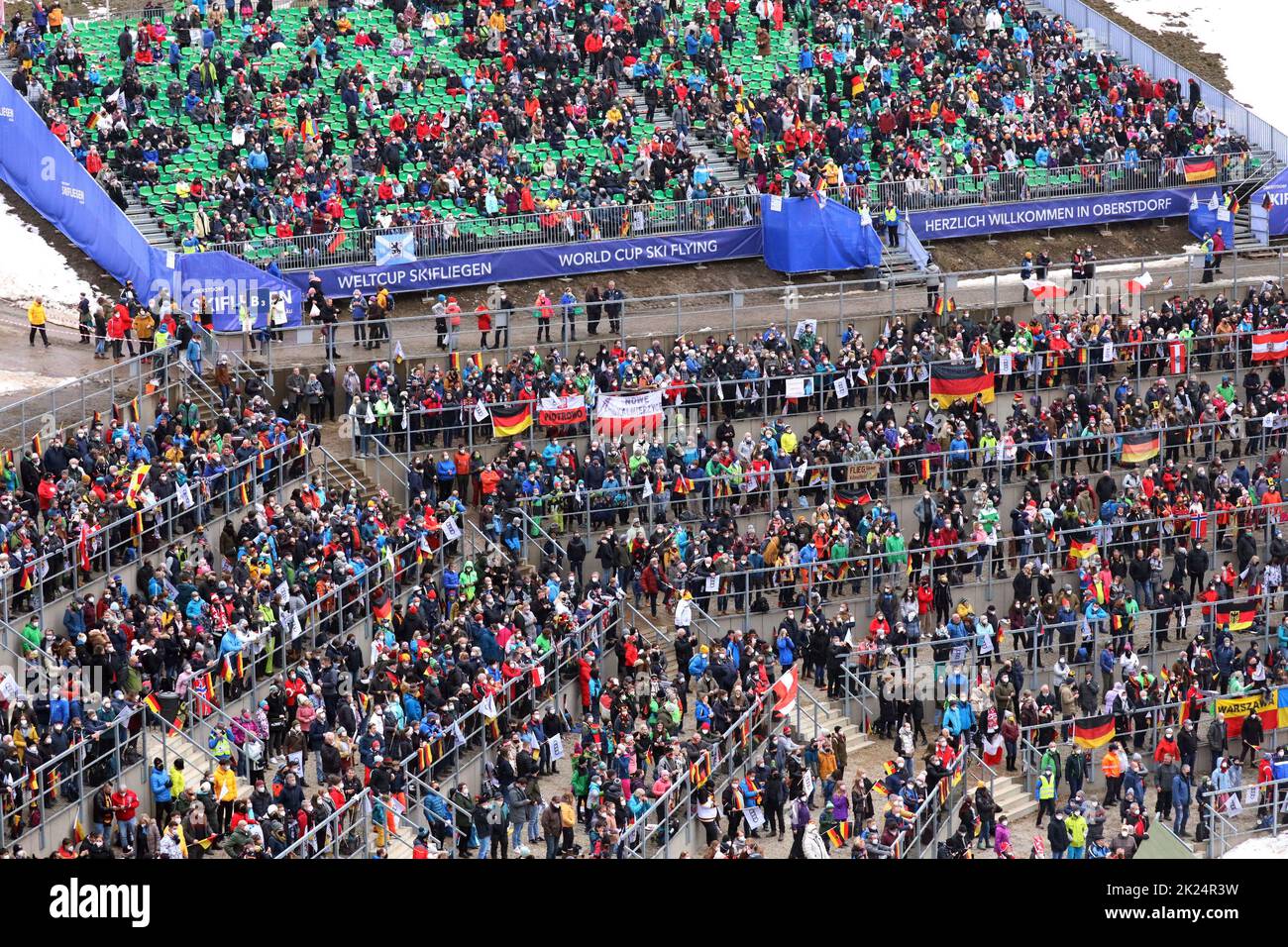 Volle Hütte in Oberstdorf beim FIS-Weltcup 2022 Skifliegen auf der ...
