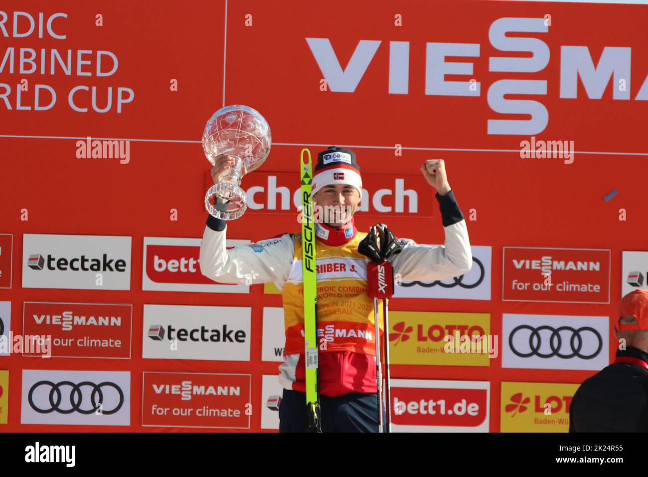 Jarl Magnus Riiber (Norwegen) bei der Siegerehrung in Schonach ...