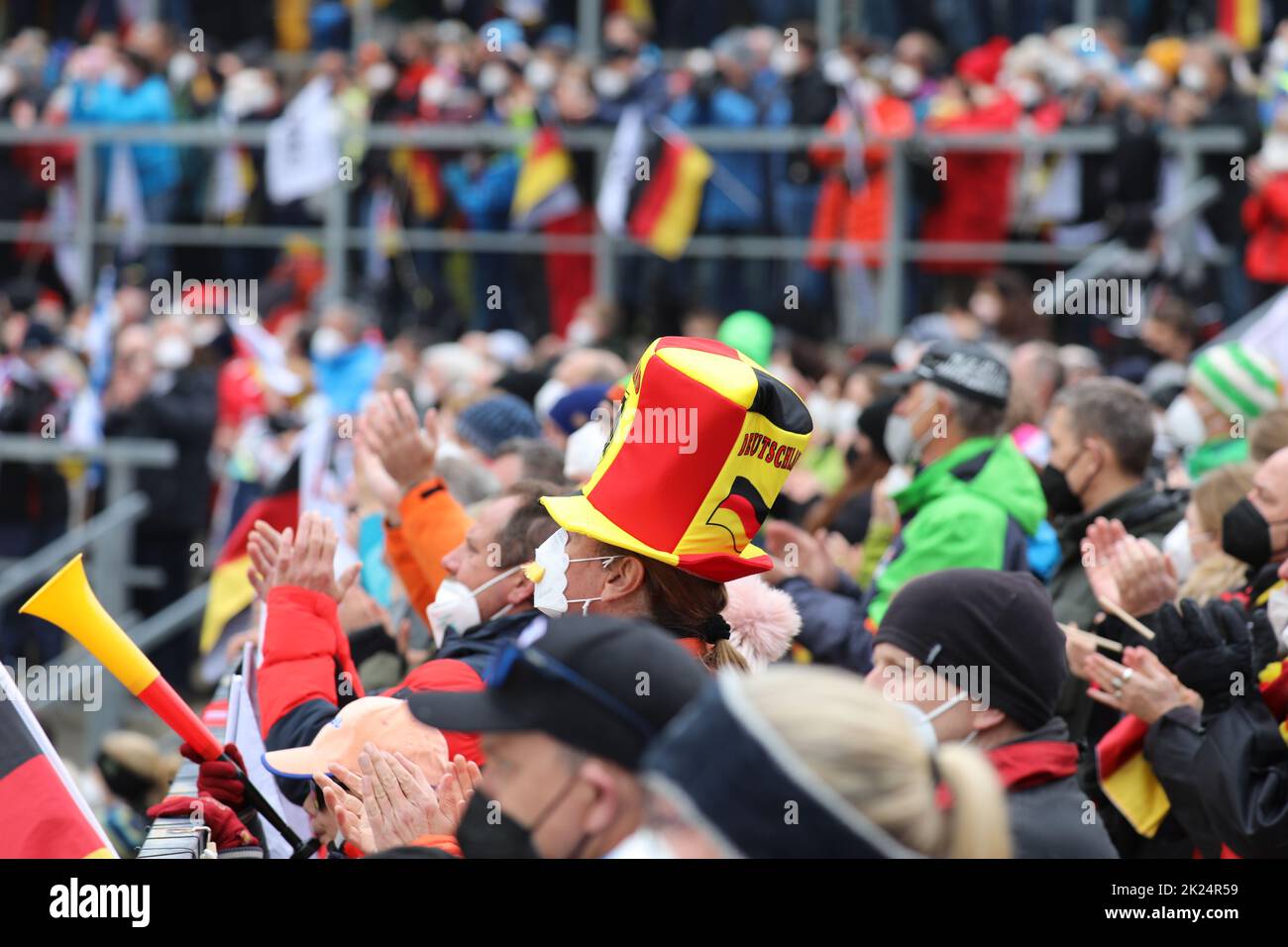 Gute Stimmung bei den Skisprung-Fans beim FIS-Weltcup 2022 Skifliegen ...