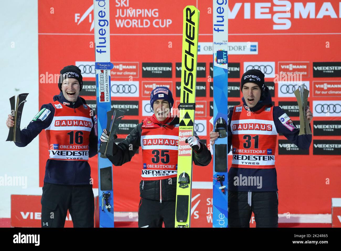 Siegertypen bei der Siegerehrung zum 1. Wettkampf: v.li. Ziga Jelar ...