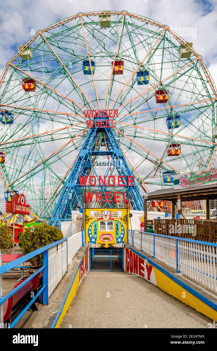 Wonder Wheel, Ferris Wheel at Luna Park Amusement Park, close-up, view ...
