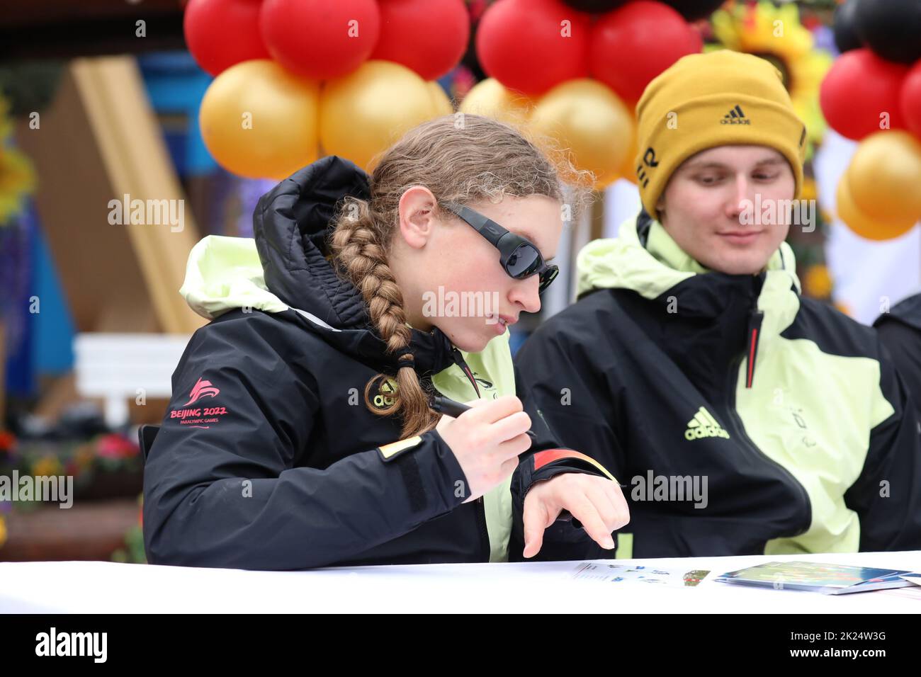 Leonie Walter (SC St. Peter) bei der Autogrammstunde, Guide Pirmin ...