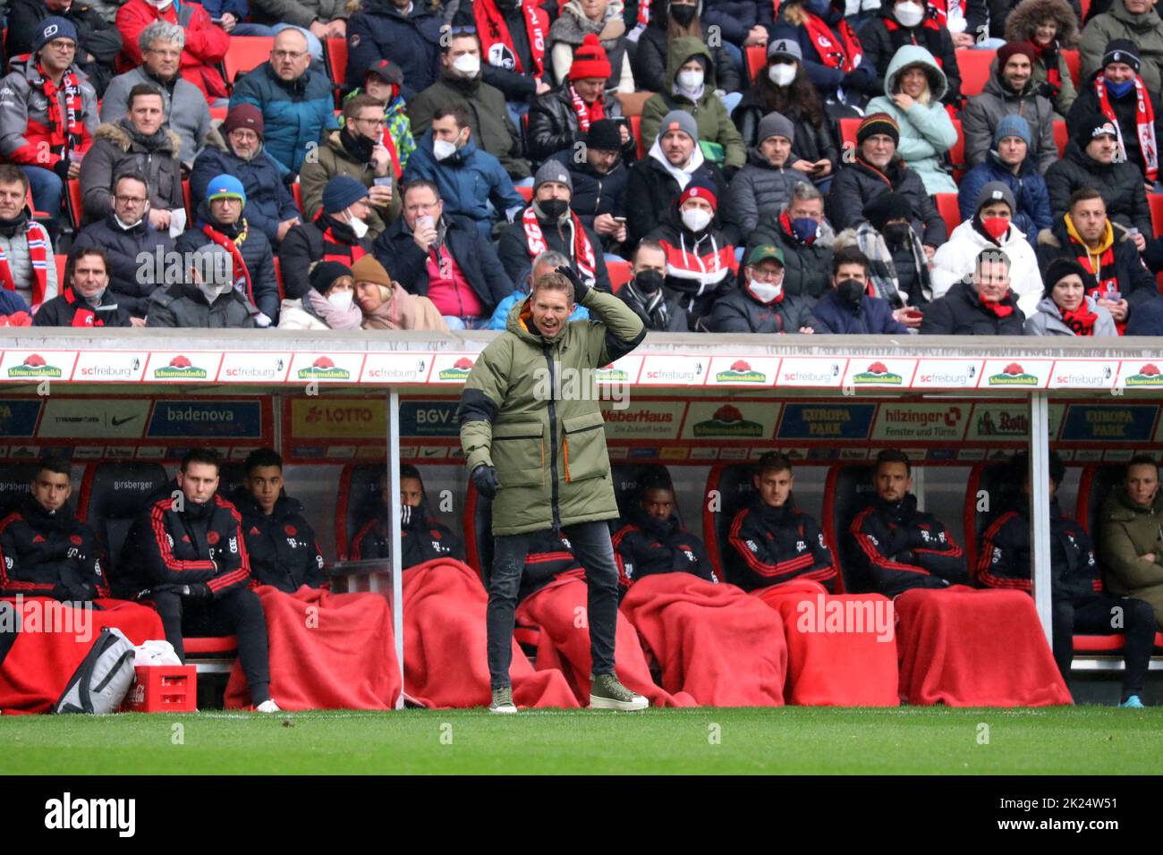 Julian Nagelsmann (FC Bayern München) gestikuliert an der Seitenlinie ...