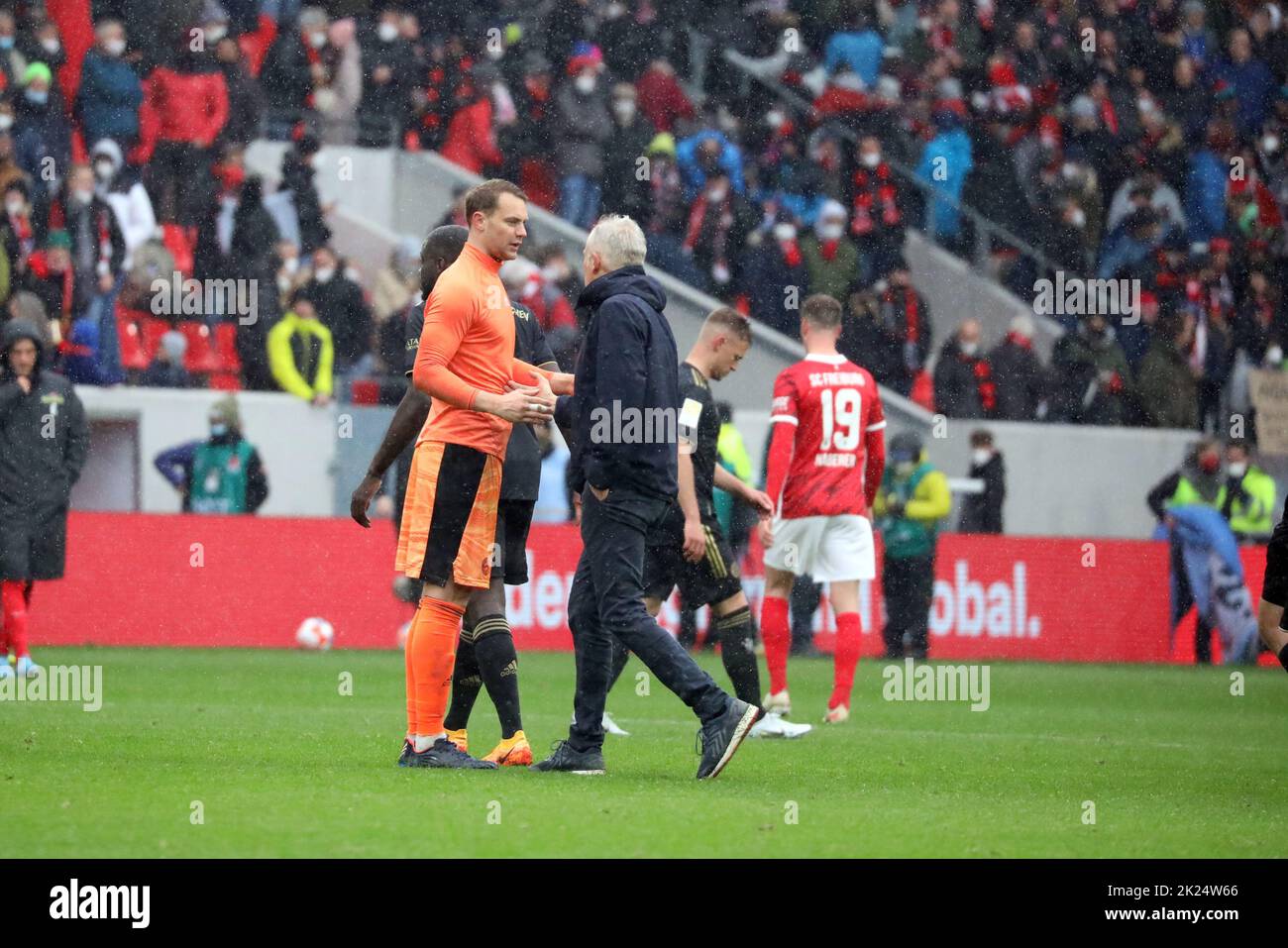 Shake Hands nach den Abpfiff, Trainer Christian Streich (Freiburg ...