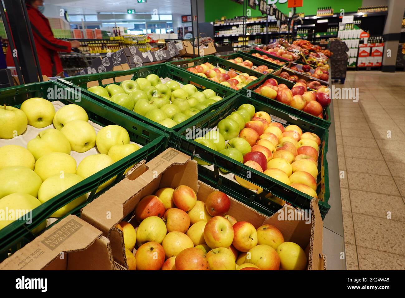 grosse Auswahl an einem Obst-und Gemüsestand in einem Supermarkt Stock ...