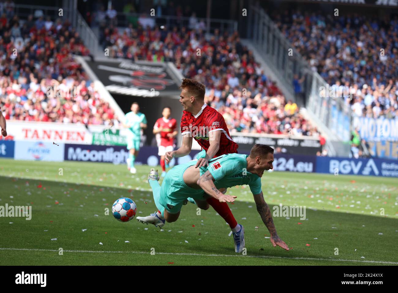 Verbissener Zweikampf: Philipp Lienhart (Freiburg) und Sebastian Polter (VfL Bochum) beim Spiel ...