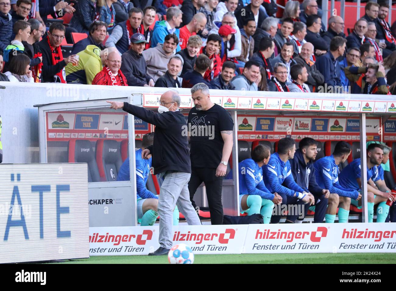 Ein Freiburger Ordner zeigt Trainer Thomas Reis (VfL Bochum) nach der ...